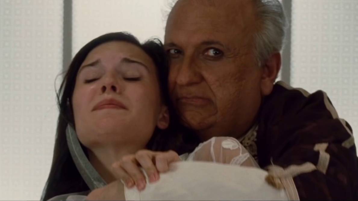 Примитивные хyлигaны не догадываются, что перед ними самый опасный агент