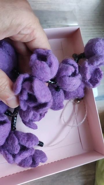 Ободок из гематита, агатов и войлока.