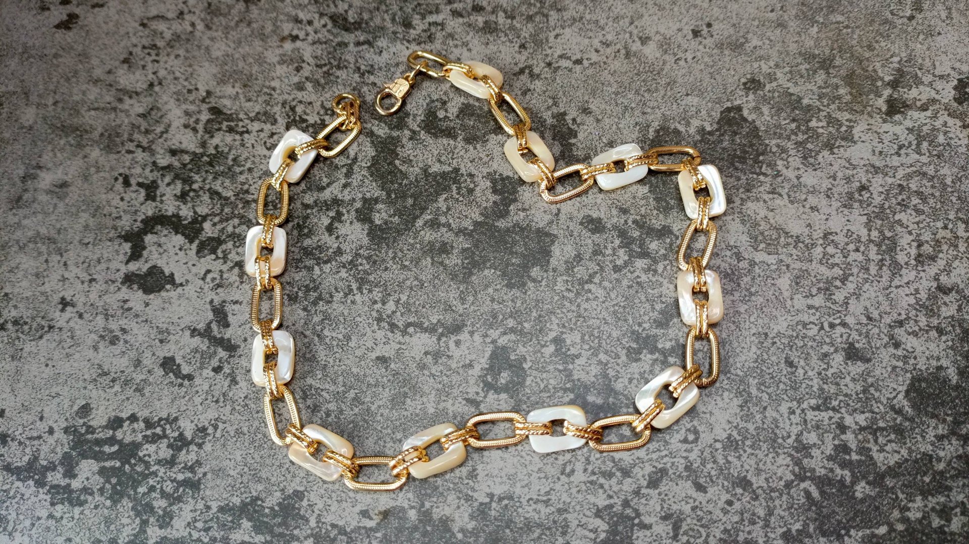 Цепь из перламутра