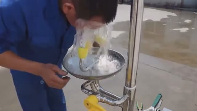 Проверка работы аварийного душа и фонтана для глаз