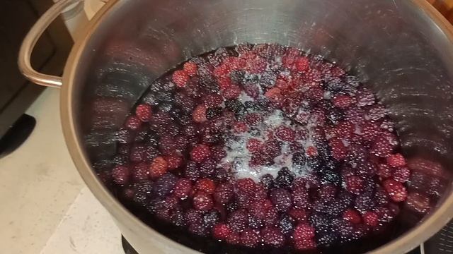 Варенье из ежевики с целыми ягодами. Ежевичное варенье. Ежевика.