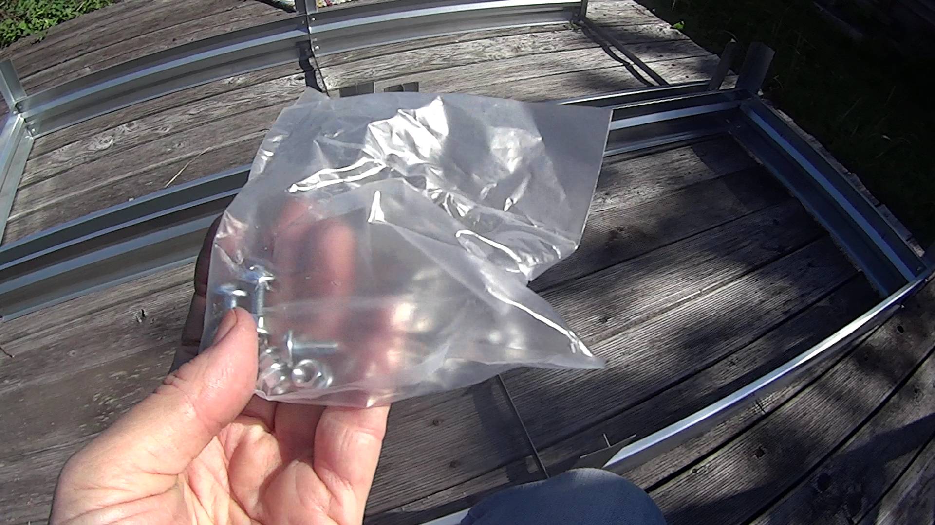 На даче Сгорел триммер Собираю грядку Стригу кусты Жгу ветки