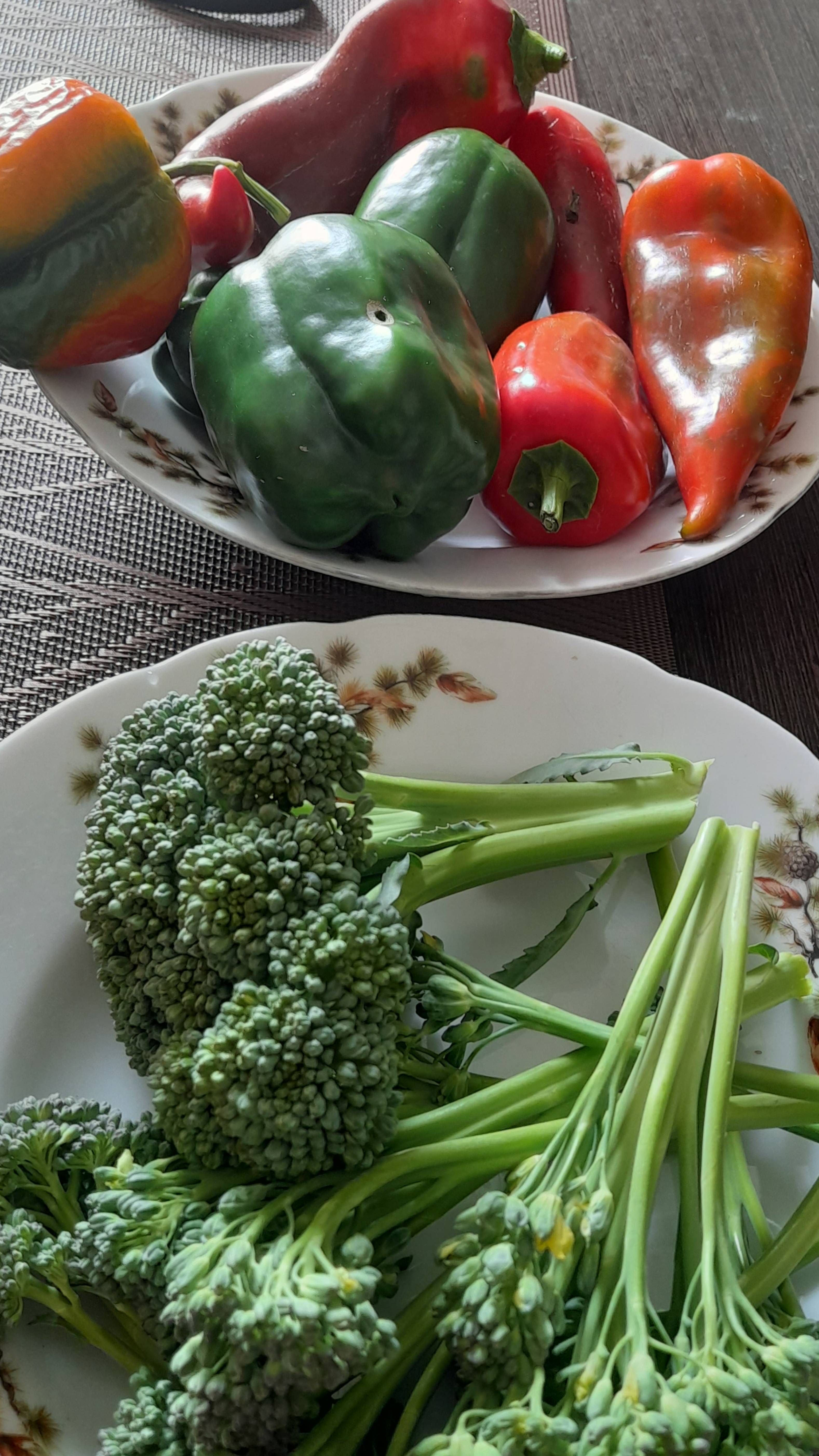 20250813_111237_001Жалуюсь на брокколи. Нахваливаю перцы