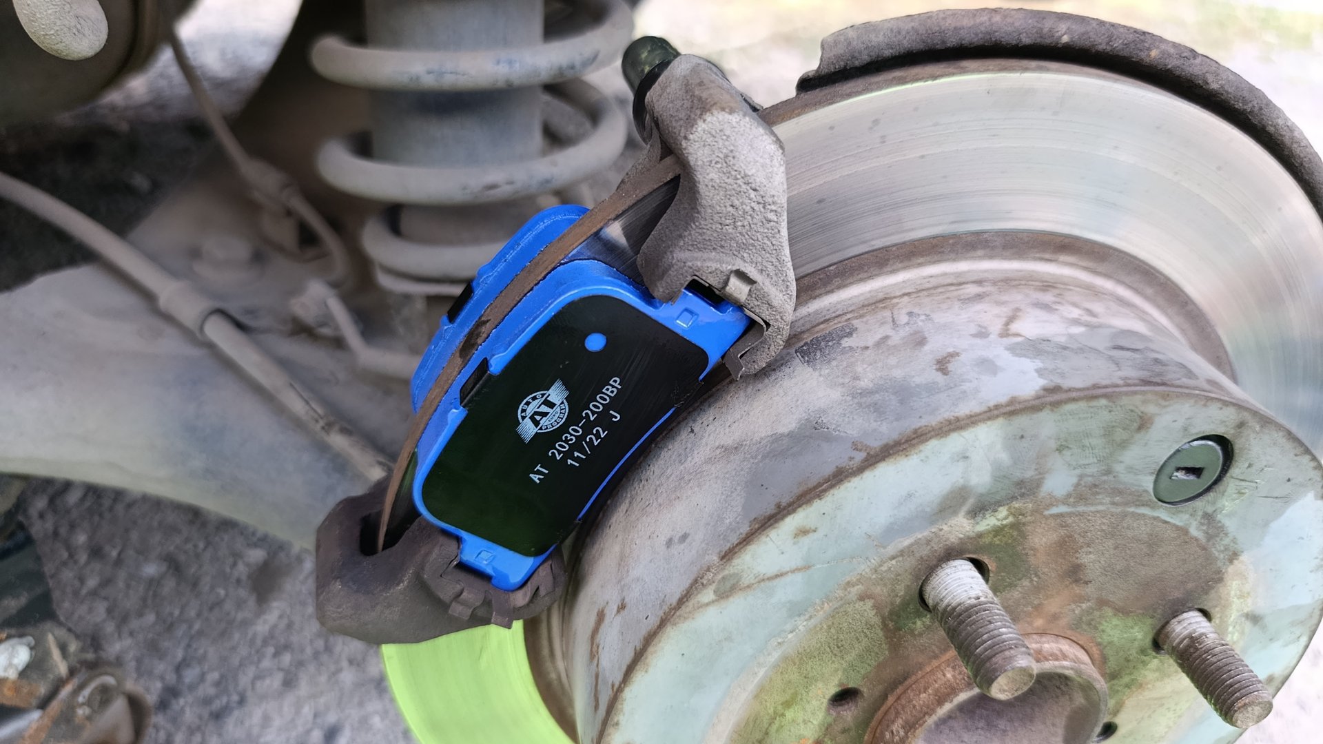 Замена задних тормозных колодок BYD F3 / Toyota Corolla