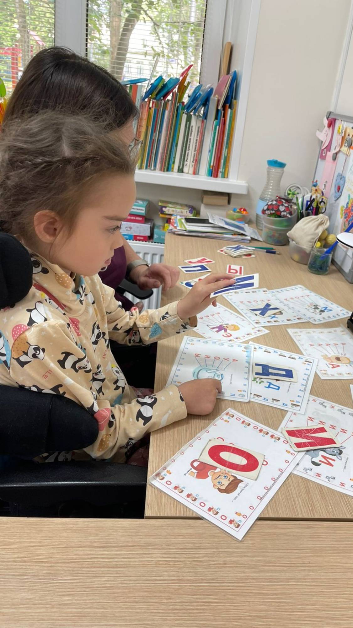 Аделина занимается у логопеда