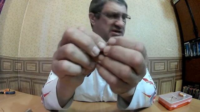 Поводок из струны  или скрутка.