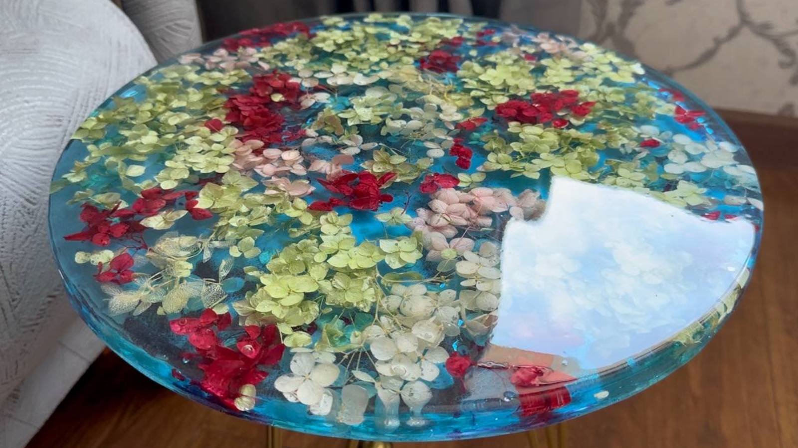 Как сделать стол с цветами в эпоксидной смоле — потрясающий результат!