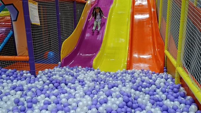 Настя в семейном парке развлечений