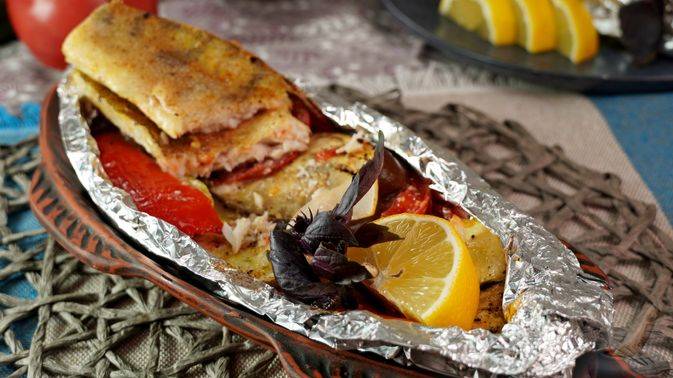 Идеальное решение для полезного и вкусного ужина. РЫБА, ЗАПЕЧЁННАЯ НА ОВОЩНОЙ ПОДУШКЕ