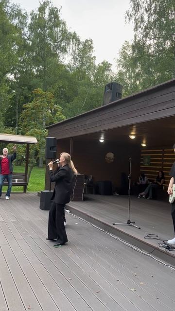 Концерт кавер-группы «COVER band» (Москва, Лианозовский парк)/Concert by the COVER band (Moscow)