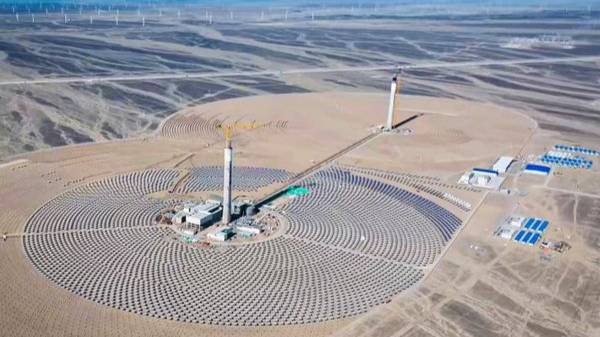 30 000 зеркал, 200-метровые башни и вечная энергия: как Китай строит «солнечный мегамозг»