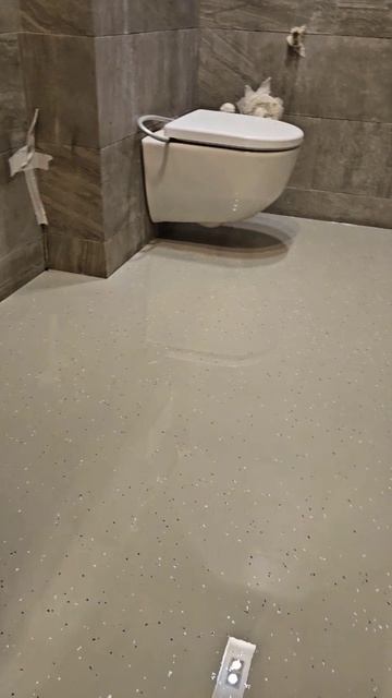 В магазине одежды обновили уборную. Эпоксидное покрытие блестит и легко моется