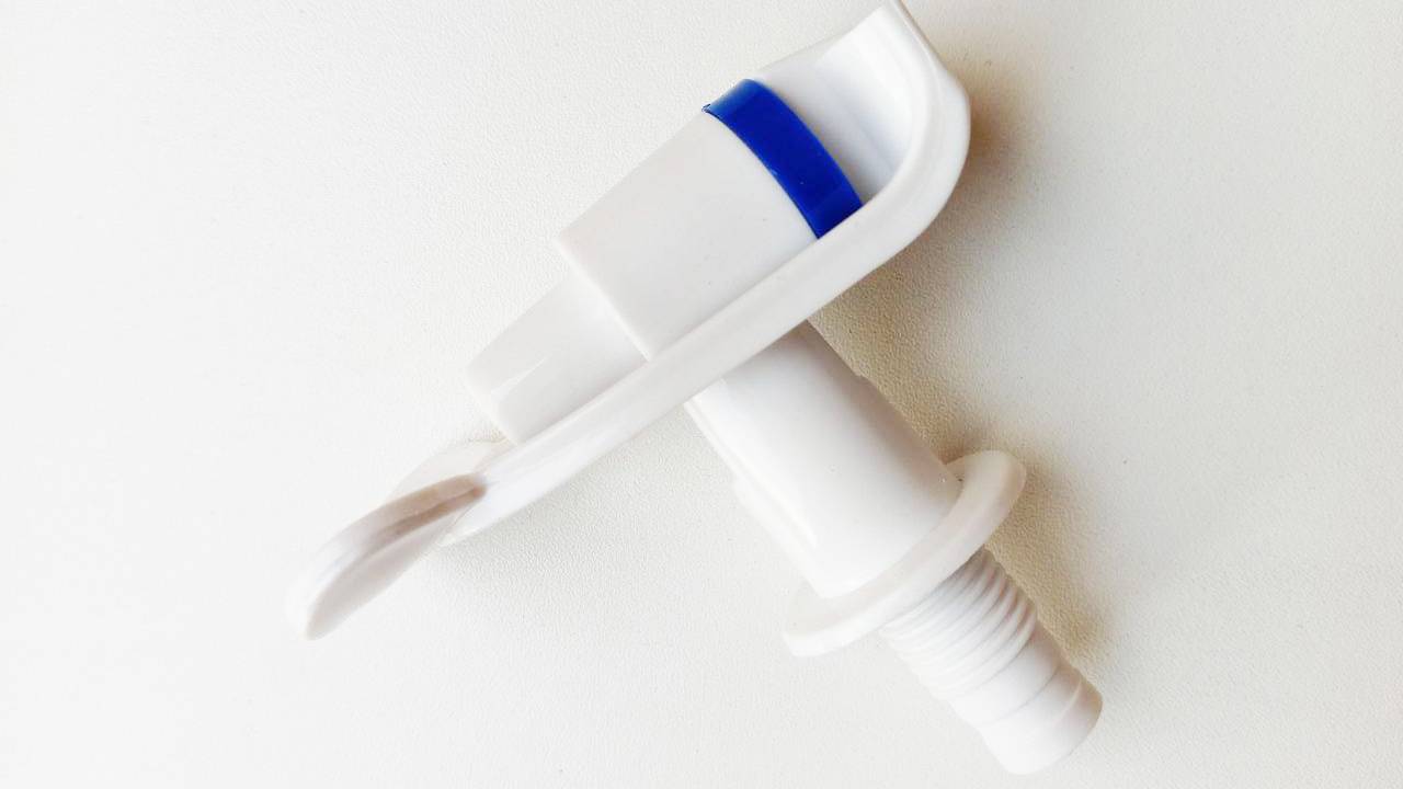 Кран для кулера белого цвета на холодную воду с наружней резьбой