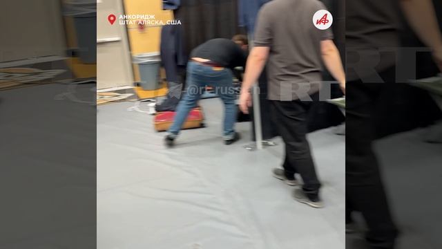 Спартанские условия. Журналистов из России поселили на спортивной арене Анкориджа