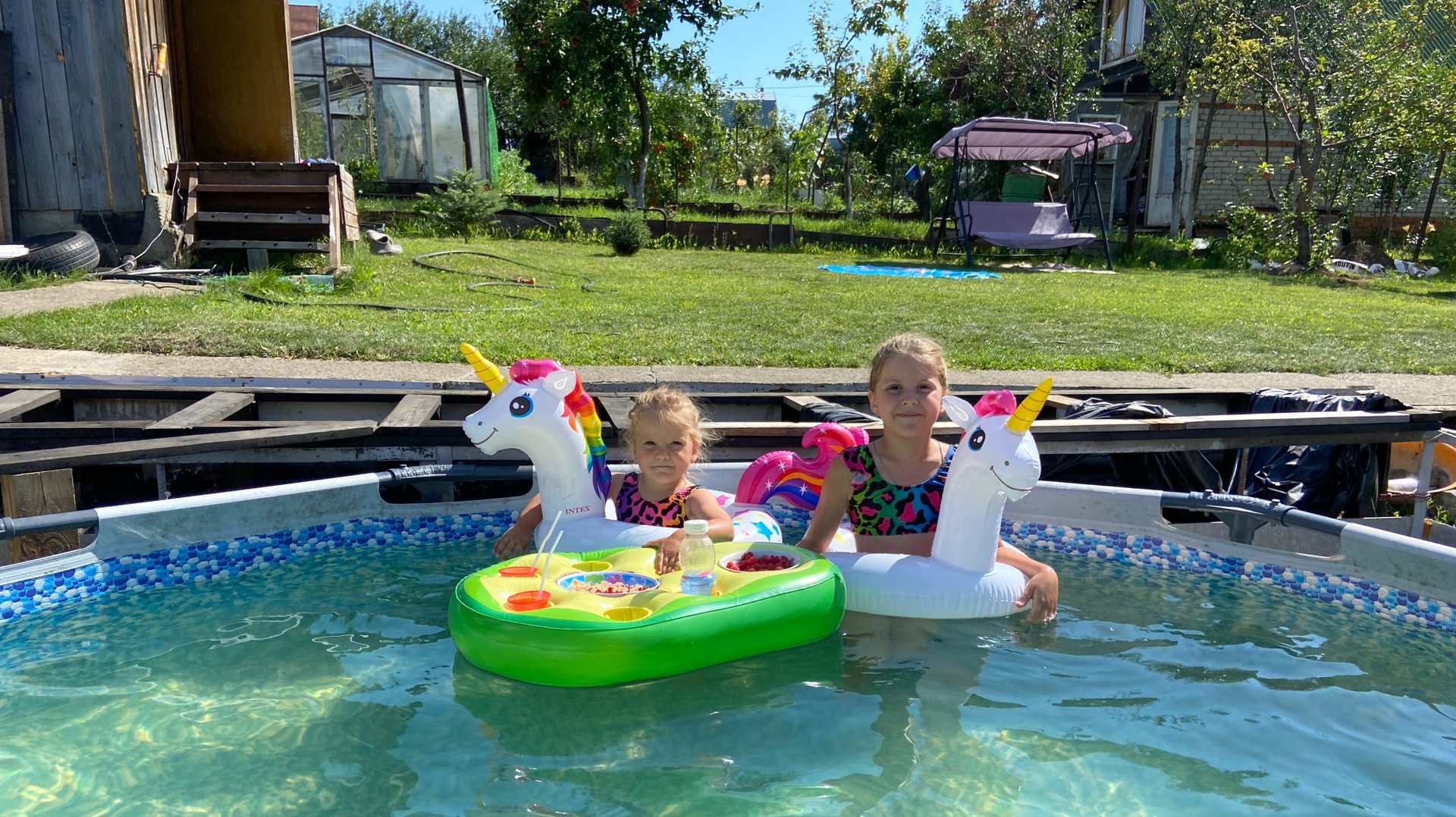 Ульяна и Варвара купаются в бассейне. Дачные выходные