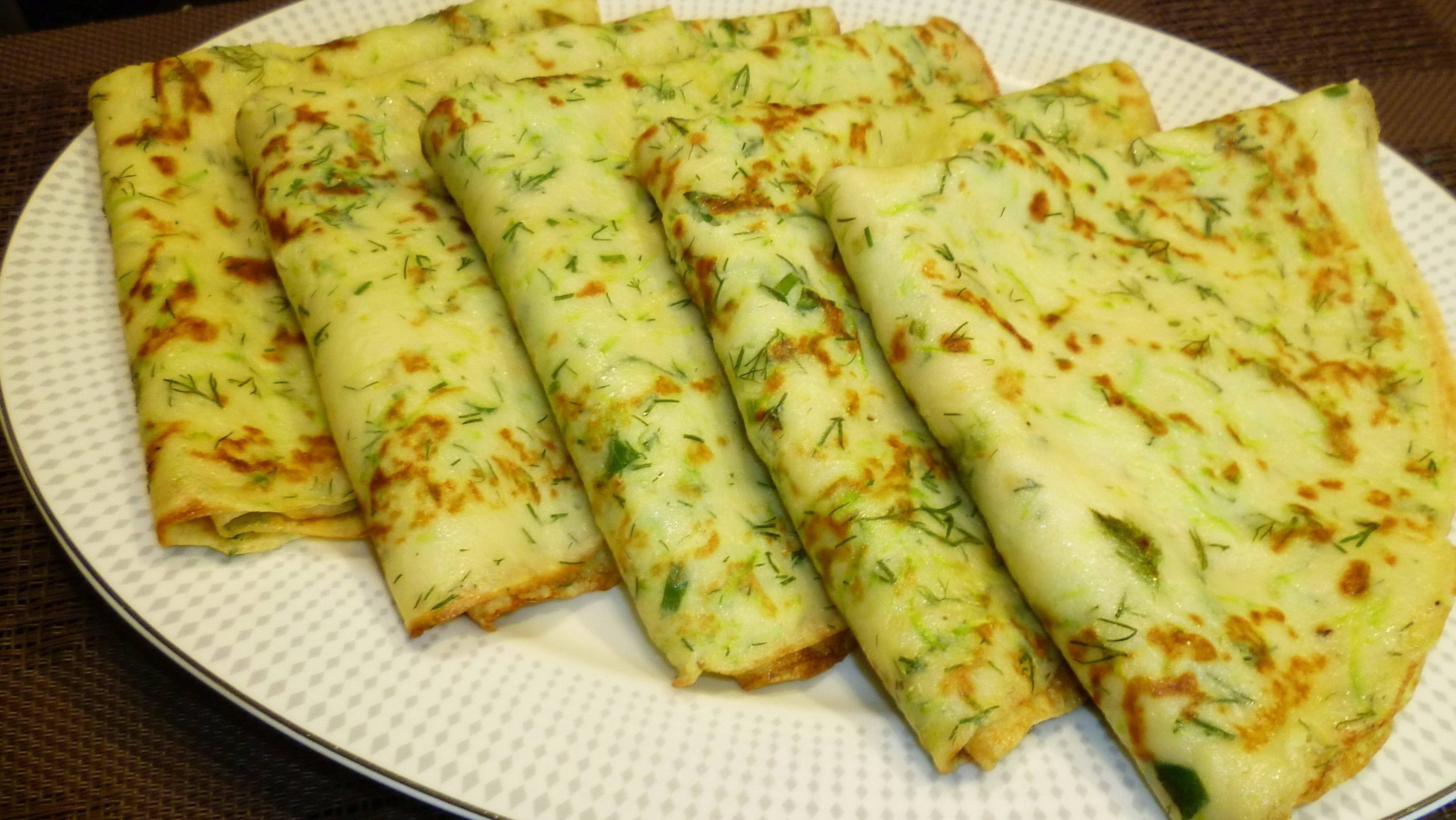 Блинчики из кабачков с зеленью. Безумно вкусные! Очень просто приготовить!