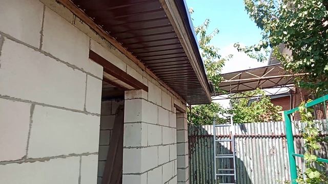 Установка капельной планки для защиты карнизного свеса кровли от влаги.