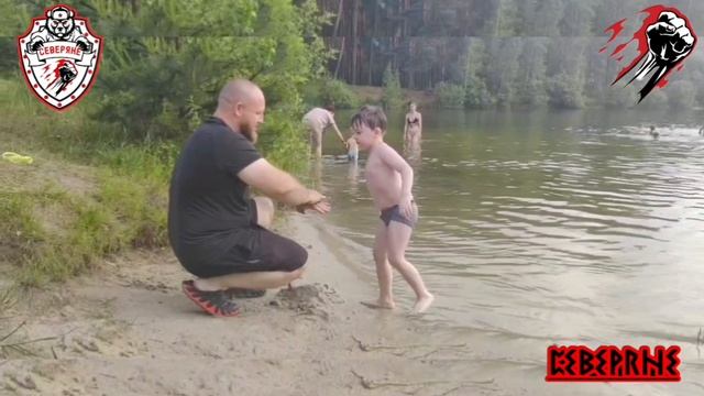 Растёт богатырь💪, занимается и тренируется👍