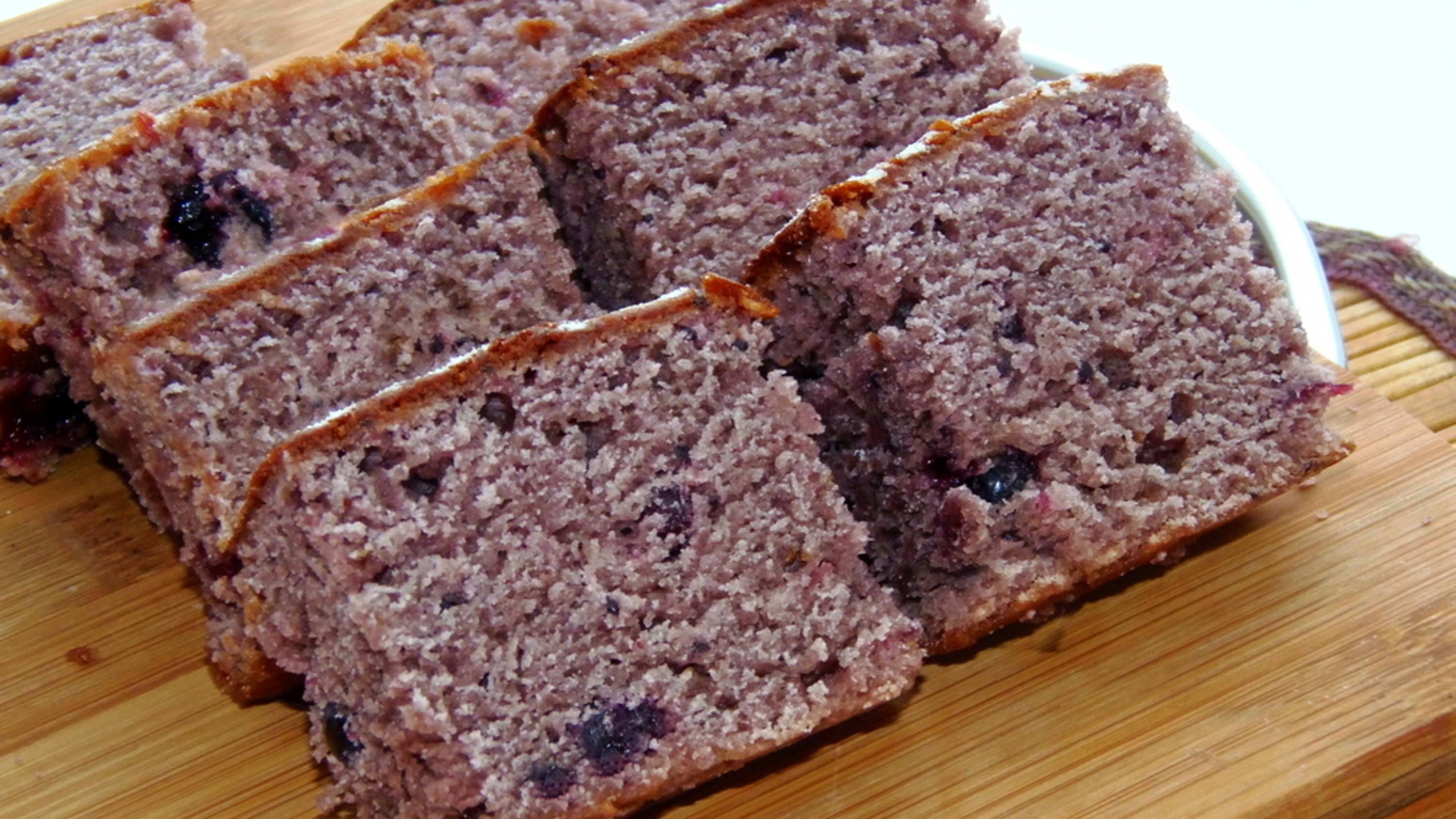 Не знаете куда использовать варенье? Испеките вкусный пирог чаю на скорую руку.