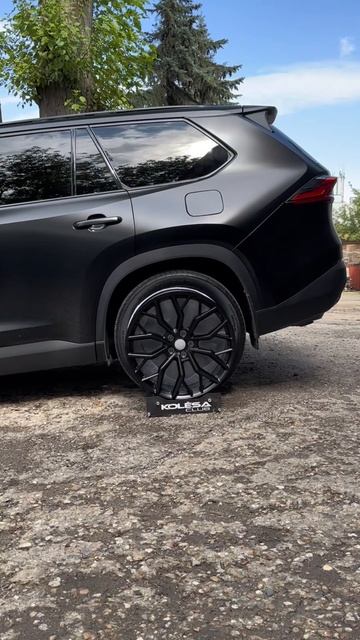 Toyota Grand Highlander на примерке дисков в 22-ом диаметре