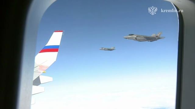F-35 рядом с Ил-96-300 нашего Верховного главнокомандующего. Аляска, 15/16 августа 2025