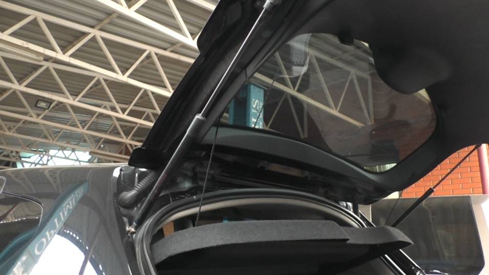 Замена газовых упоров крышки багажника на Nissan Qashqai 2,0 4WD Ниссан Кашкай 2008 года