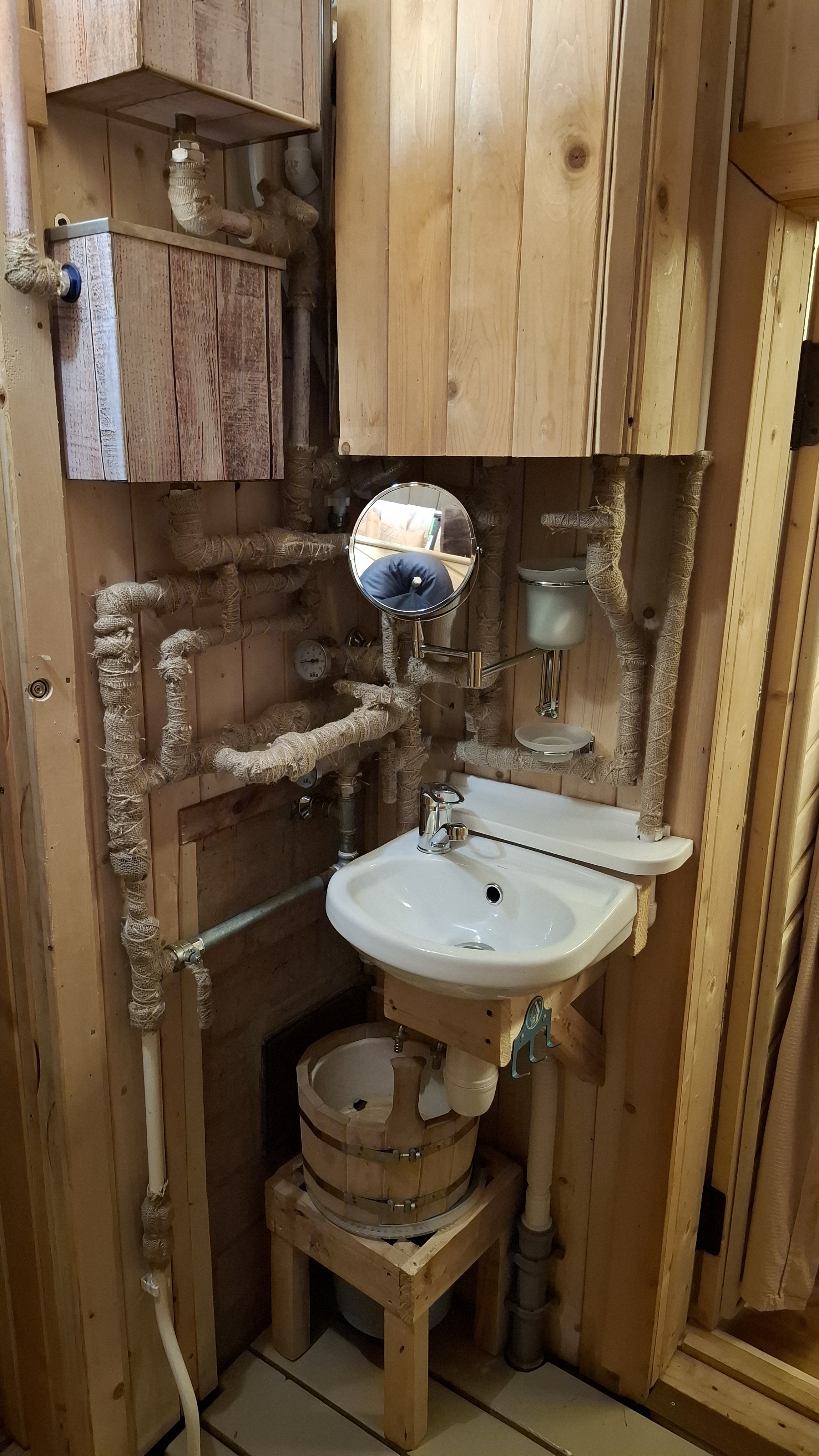 Идея, как убрать СТРЁМНЫЕ ТРУБЫ и сделать КРАСИВО за копейки #банясвоимируками #diy #лайфхак #дача