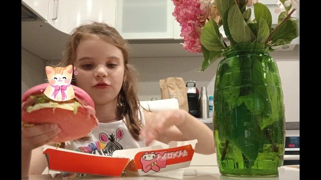 Пробую розовый бургер Hello Kitty