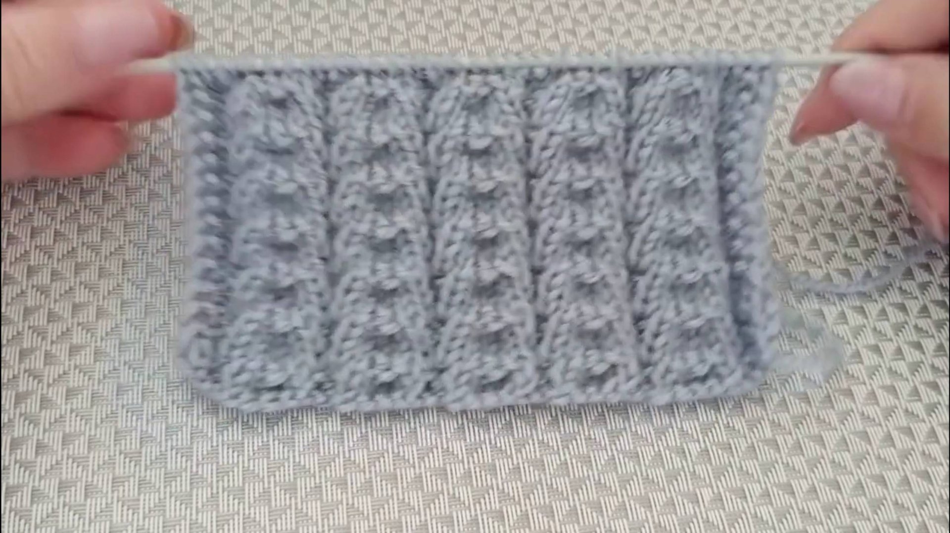 Красивый плотный узор спицами.