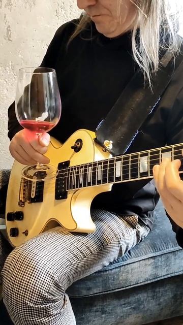 Видео с намёком..🍷