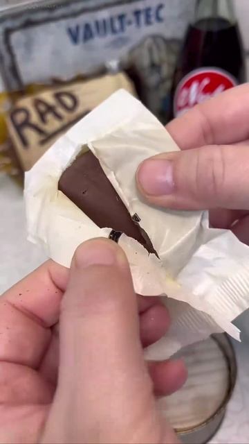 Открытие 50-летней банки с шоколадной помадкой “Кэнди” ☢️