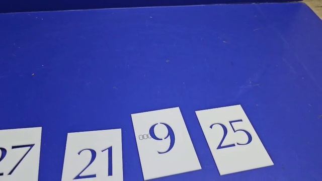 Лазерная резка цифр из оргстекла