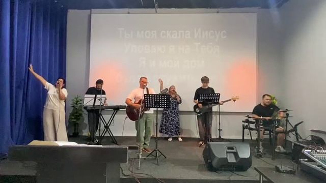 Под сенью крыл Твоих. Группа прославления Церковь "Живой Израиль"