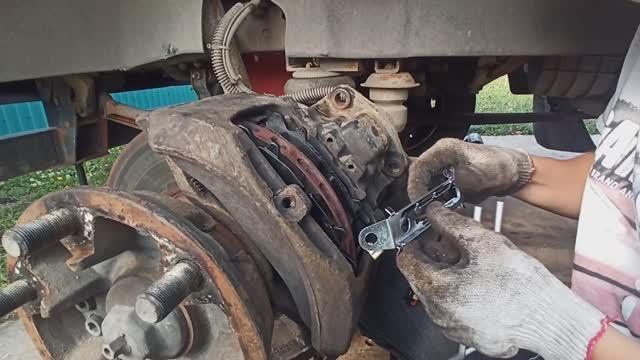 Нюансы замены тормозных колодок на ГАЗоне Next