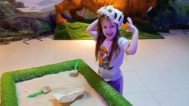 Настя на выставке динозавров весёлое видео для детей