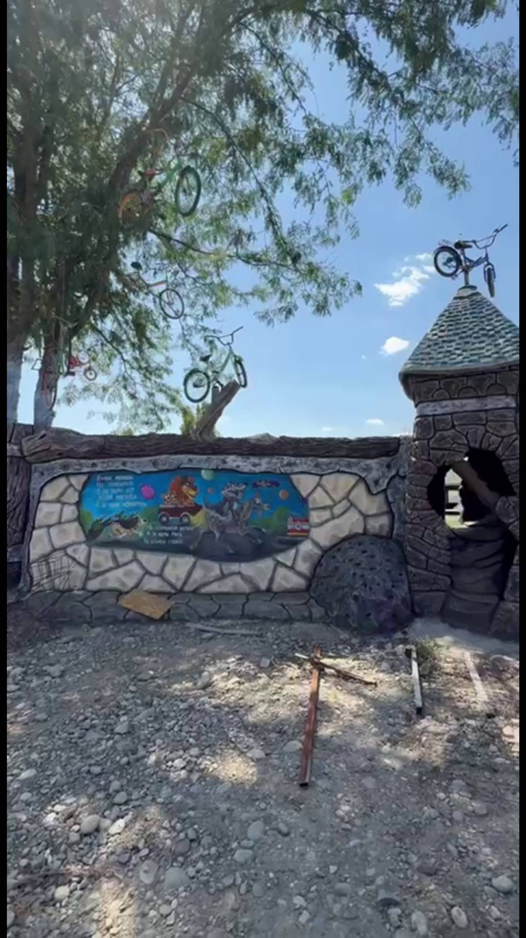 оформление забора из арт бетона роспись забора картины по  сказкам.