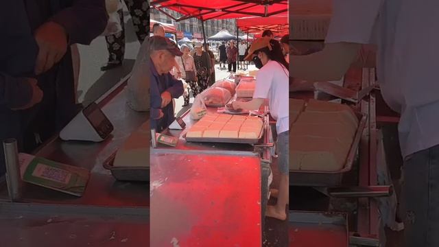 уличная еда в реальном времени. тофу