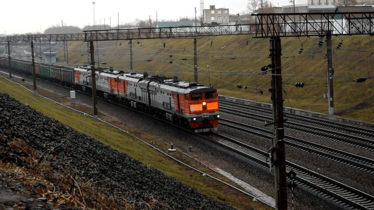 Тепловозы 2ТЭ10М-2360 и 2ТЭ10М-2094. Двойная тяга в дождь на подъёме. Звук 5Д49.