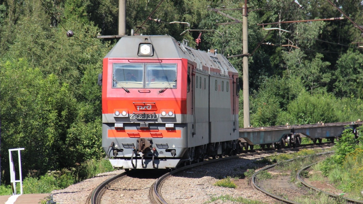 2ЭС6 - 1337 с платформами проследует платформу Депо.