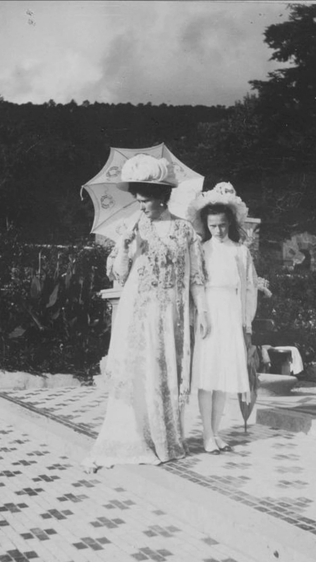 Императрица Александра Федоровна - мать 👉 Старшие великие княжны Ольга и Татьяна