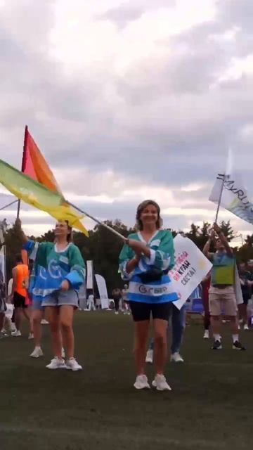 Крики, хлопки, флаги и барабаны — сегодня поддержка громче стартового пистолета.