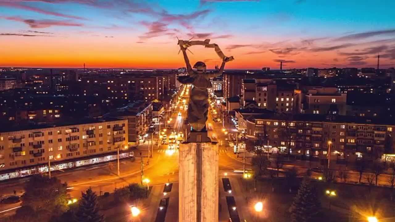 ЛОЖИТСЯ ТЕНЬ НА ГОРОД