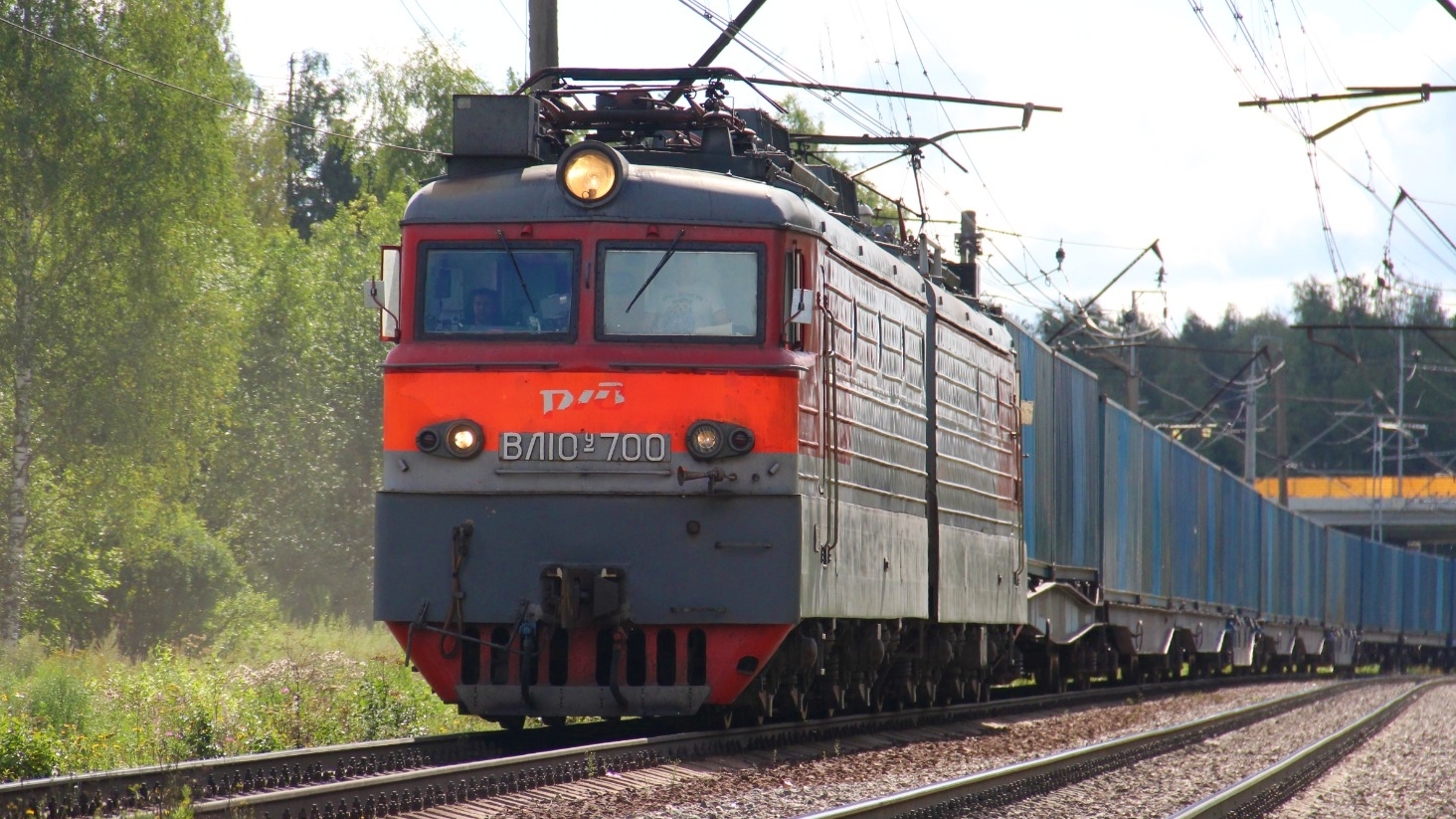 ВЛ10У - 700 с контейнерами проследует платформу Депо.