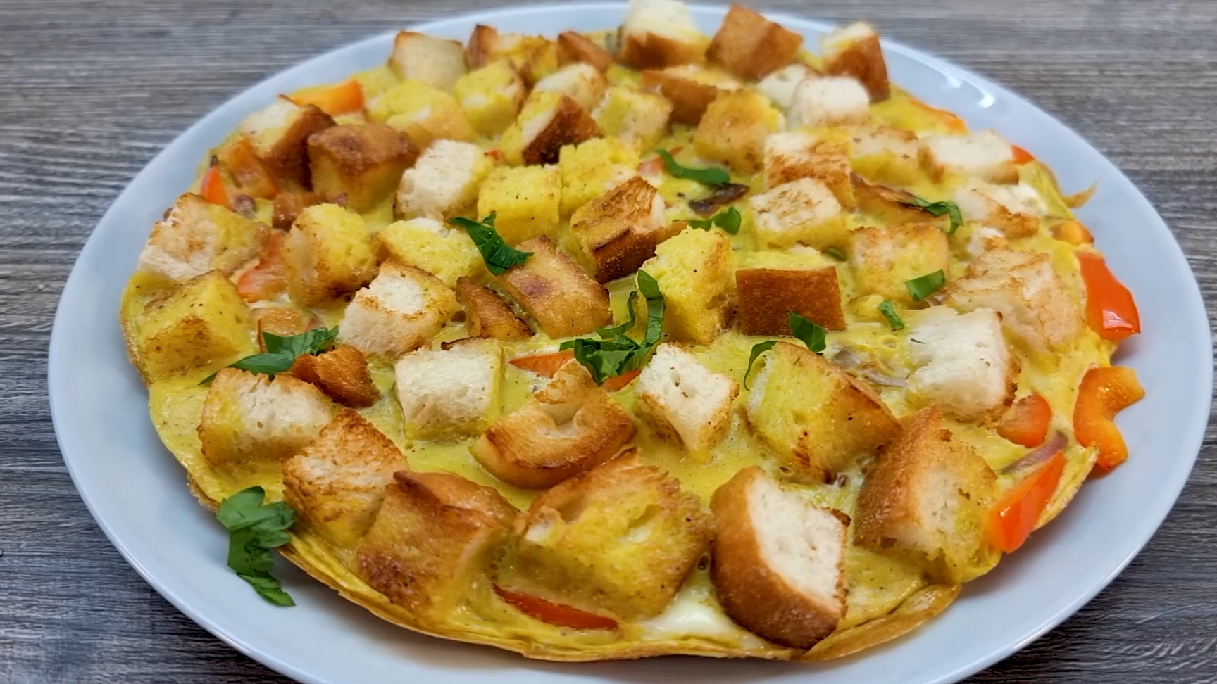 Вкуснейший завтрак.Просто поджарь хлеб и добавь яйца.