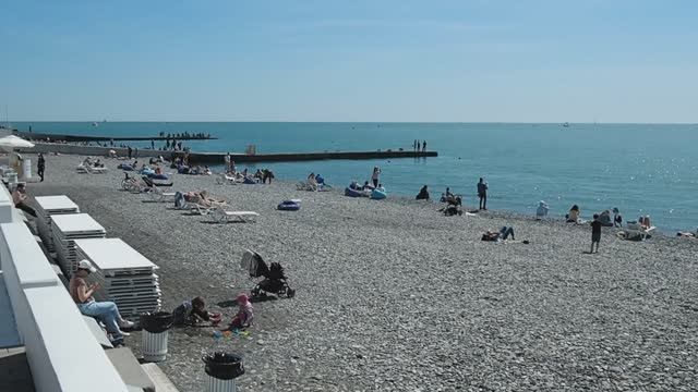 Сочи - на набережной в апреле (ясная погода и дождь).