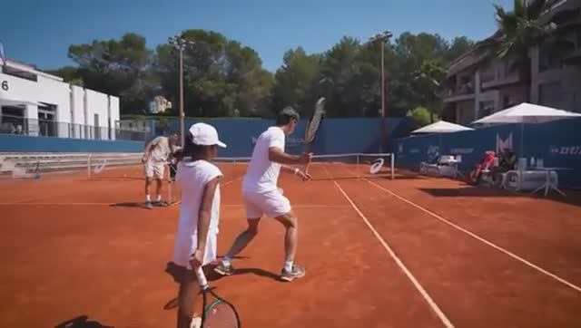 Мастер-класс по форхенду и подаче – Я тренирую двух юных игроков