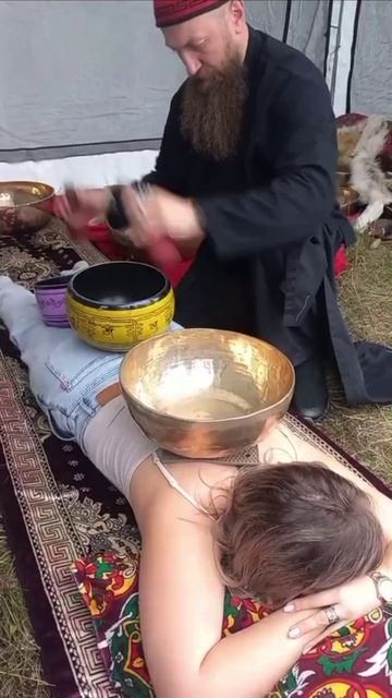 Массаж поющими тибетскими чашами
