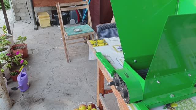 приобрел давилку для винограда и просто ох....