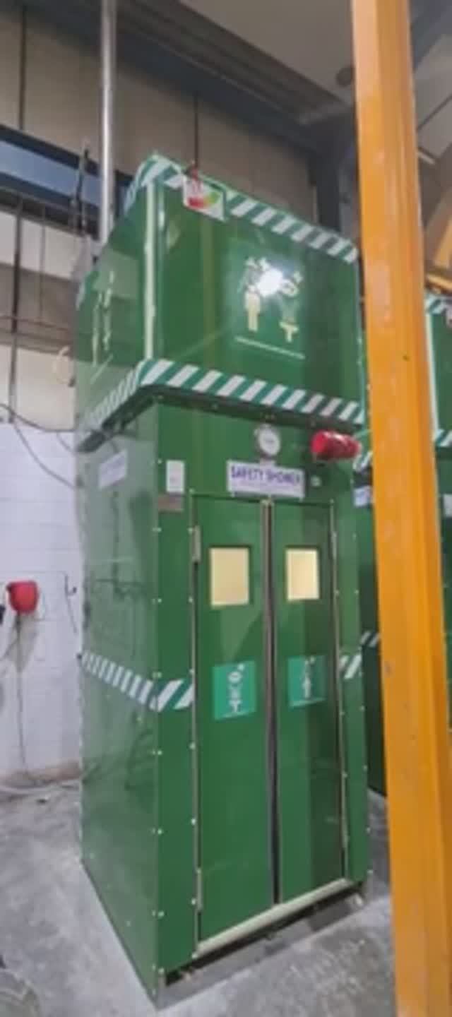 Как работает аварийный душ: мы знаем и показываем