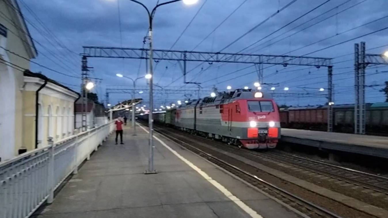 Грузовой поезд с электровозом 2ЭС4К-052 на станции Мга